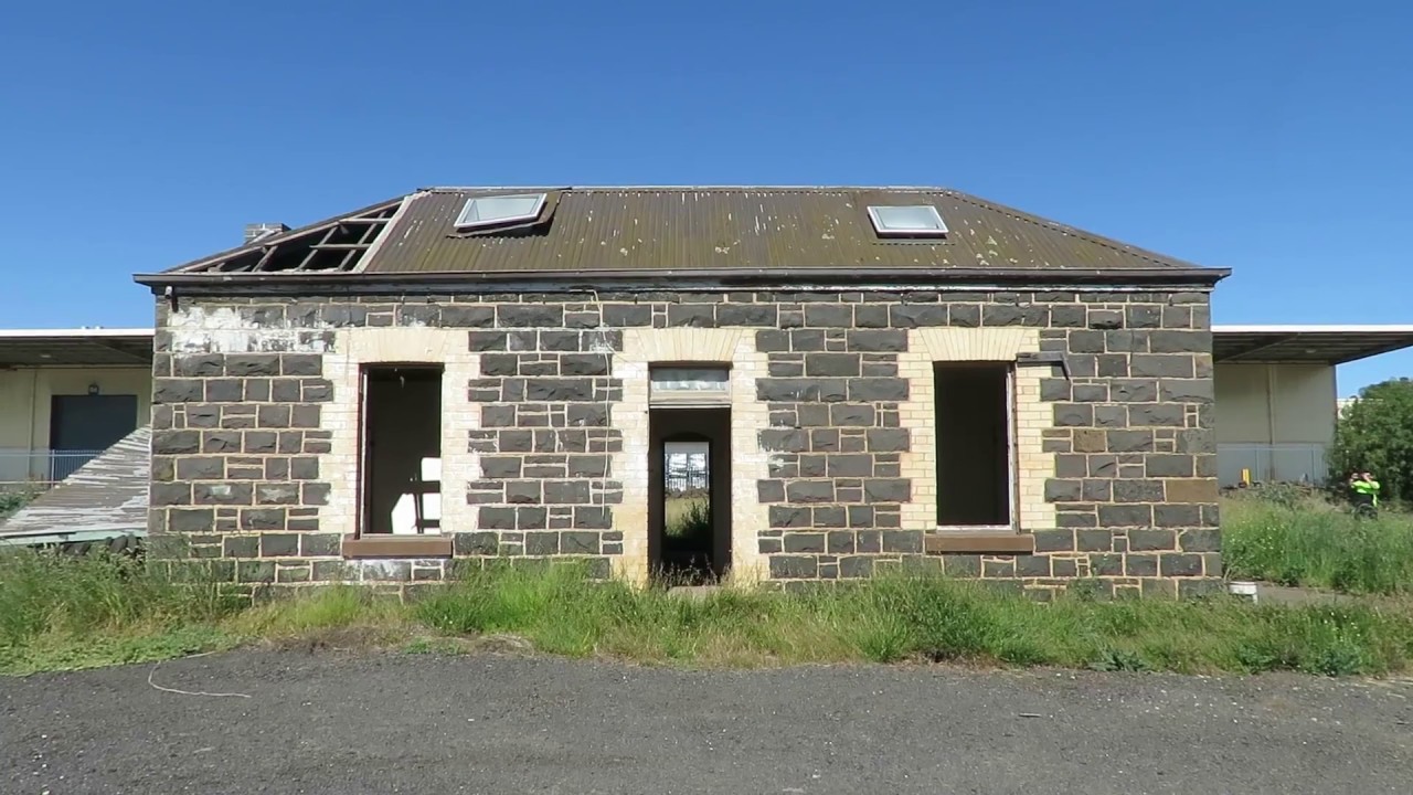Abandoned: Old bluestone cottage in the sprawl - ft. Panda Explores ...