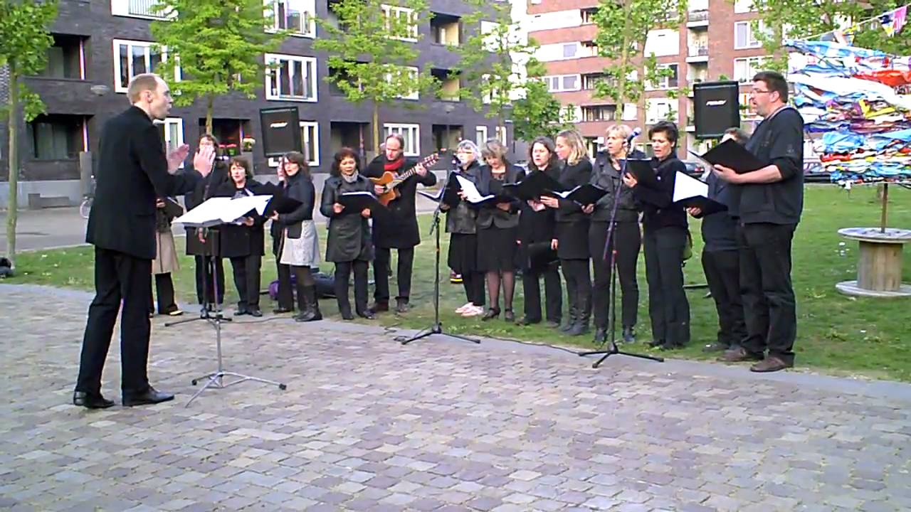 Ijburgkoor o.l.v. Ricus Smid 4 mei 2011 Joris Ivensplein Ijburg ...