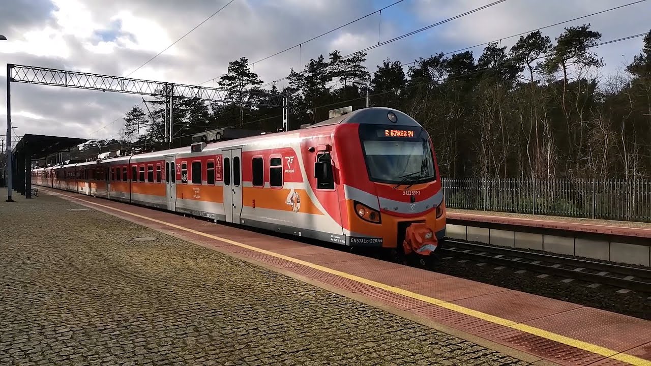 Puszczykowo, przyjazd i odjazd składów EN57ALc i Elf EN76, dn. 27.12 ...