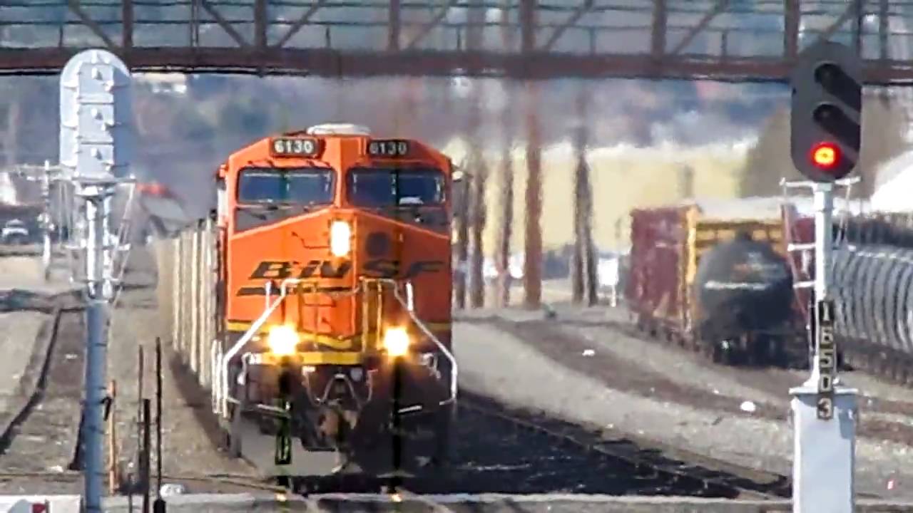 BNSF Freight Train arriving in Wenatchee, Washington - YouTube