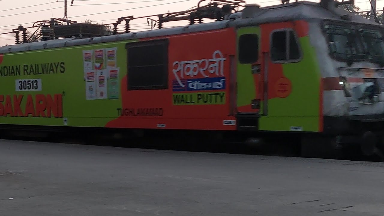 12582 Ndls Banaras SF arriving on PF16 at New Delhi and 12304 Poorva ...