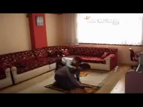 ATASININ İBADƏTİ İLƏ OYNAYAN UŞAQ