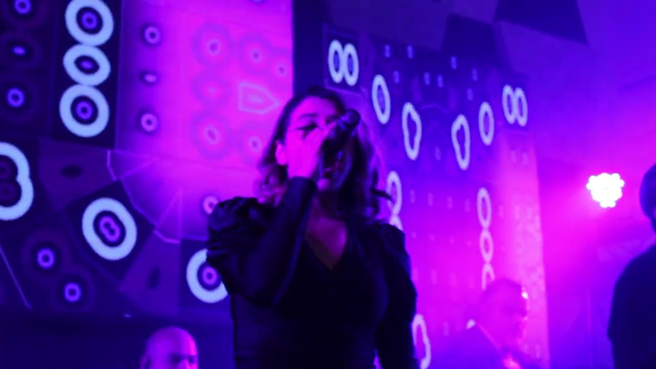 The Weeknd - Blinding Lights (Official Video) - Banda Fresas Con crema ...