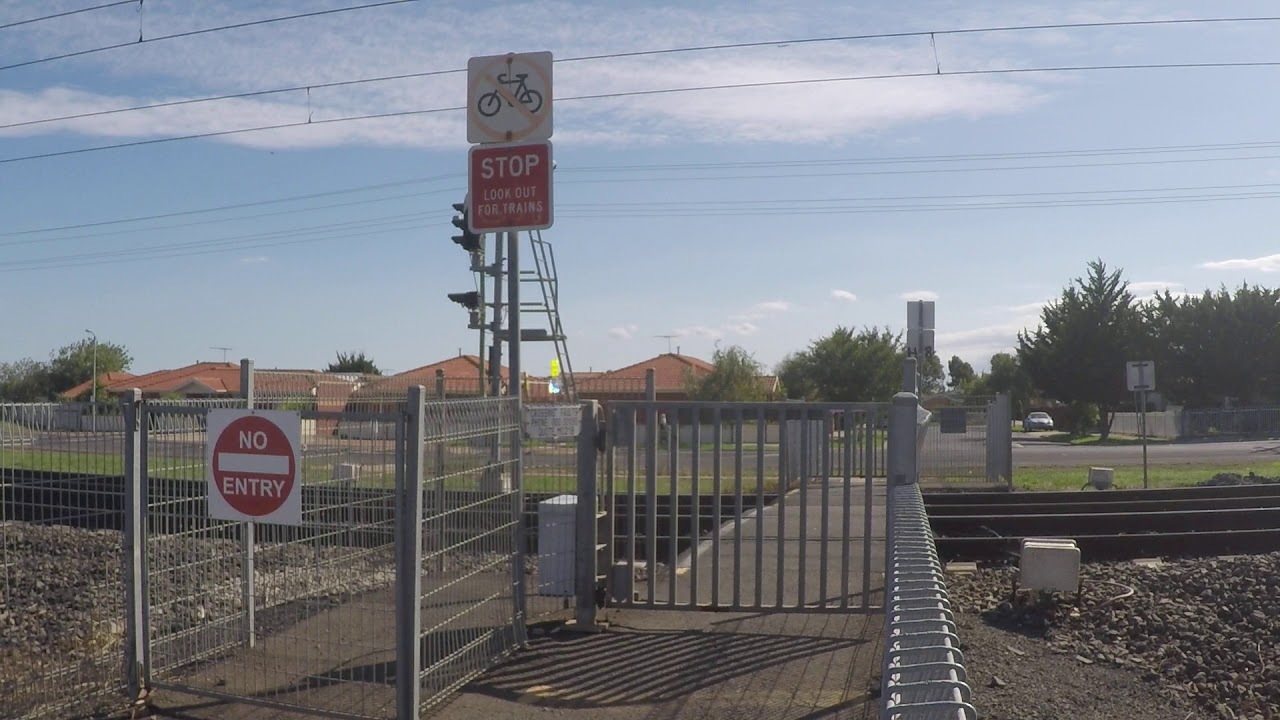 Pedestrian Railway Crossing - Metro Trains Melbourne - YouTube