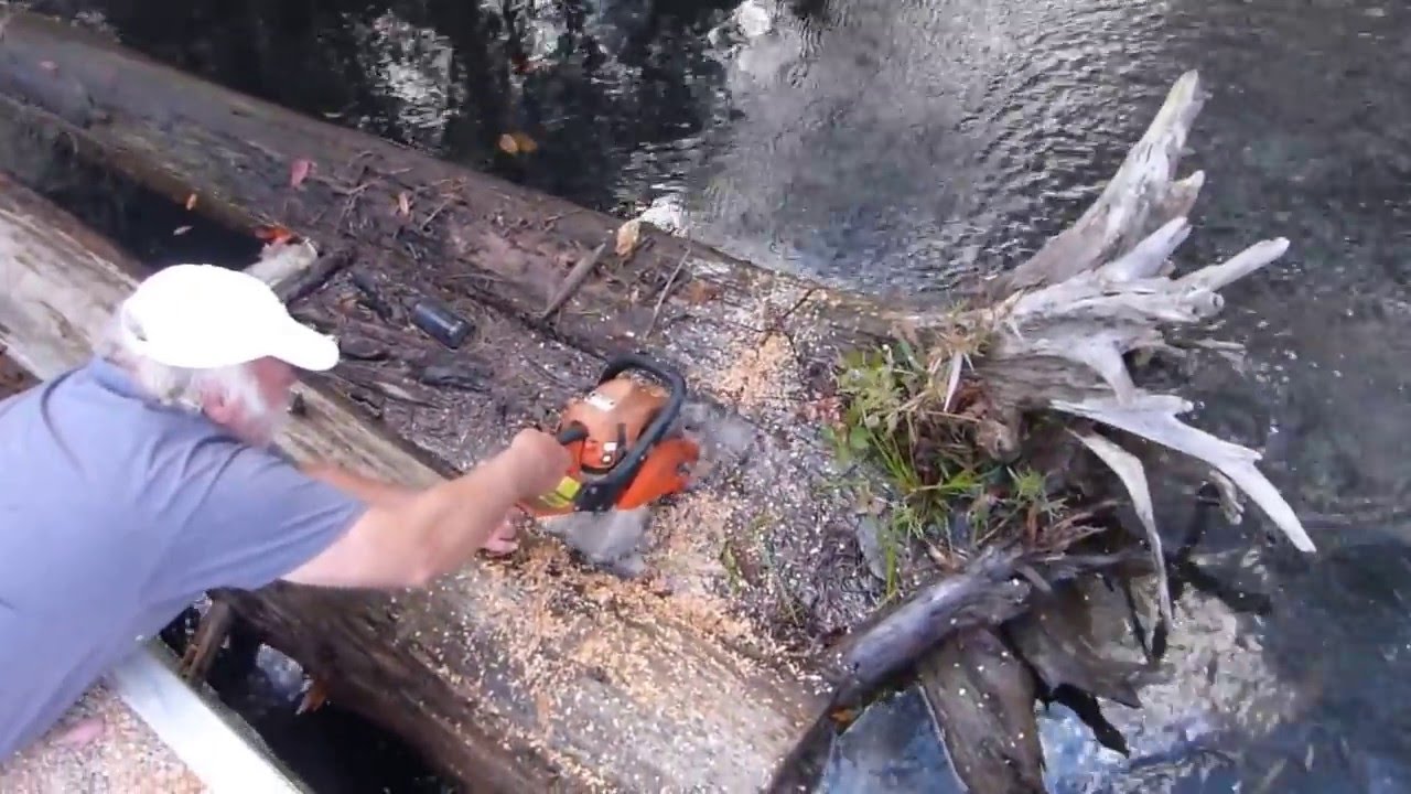 Working logs in the River - YouTube