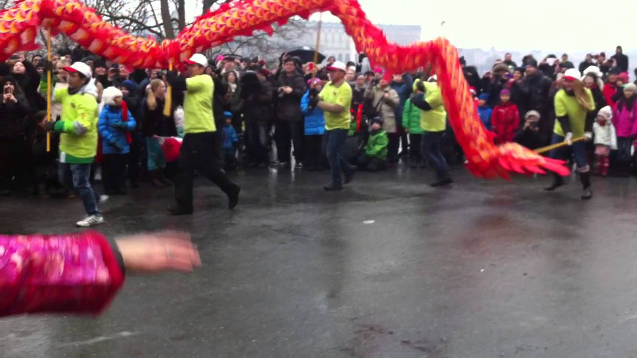 Sweden-China Bridge Dragon Dance 2014 - YouTube