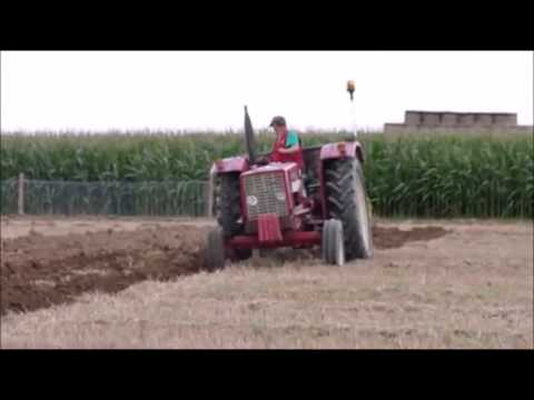 tracteur IH 523 au labour - YouTube