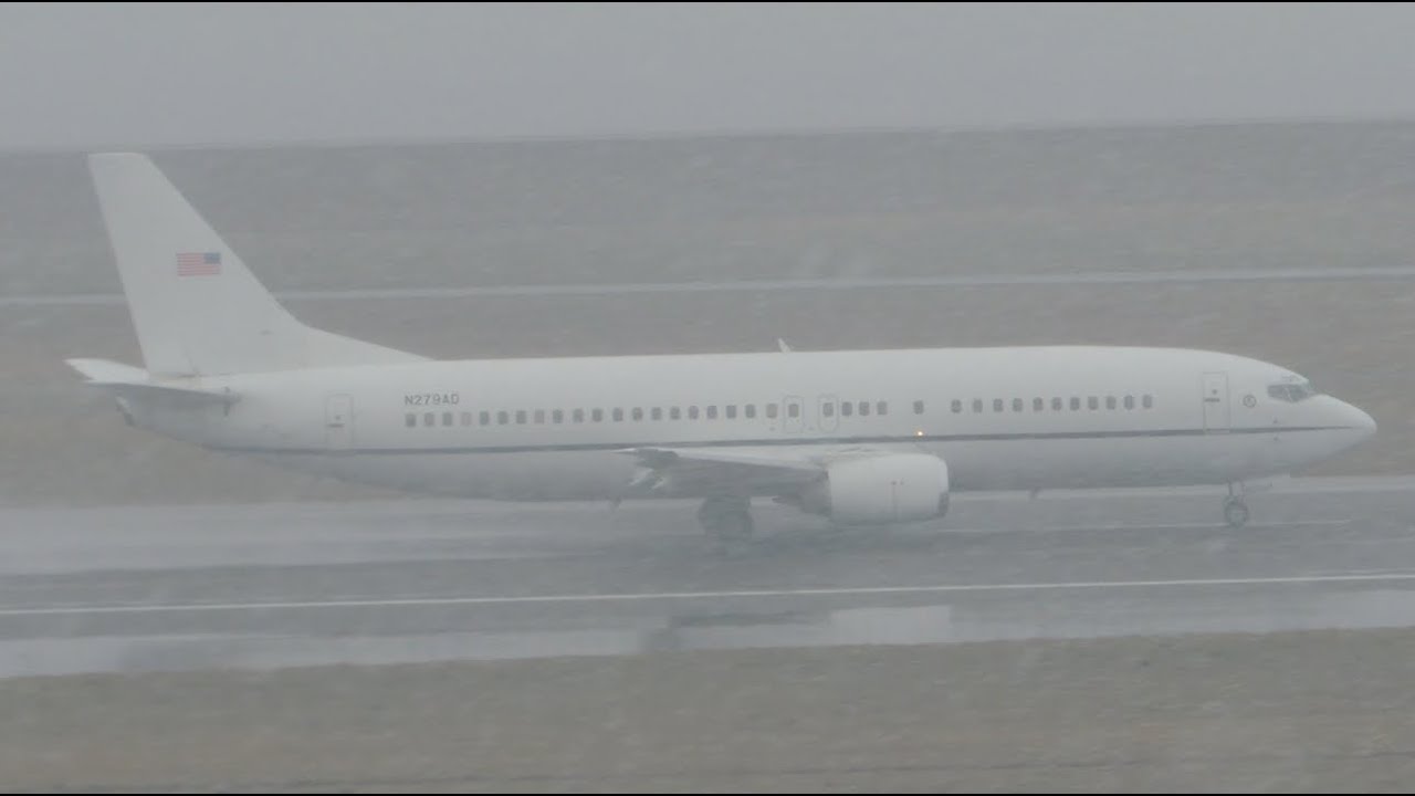 JAPATS Boeing 737-400 [N279AD] takeoff from PDX - YouTube