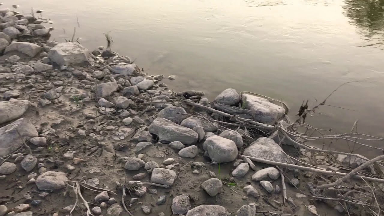Doing a little rock hunting along the Red River. - YouTube