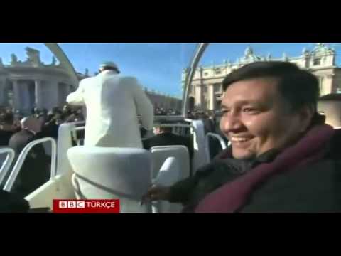 Papa protokolü bozup aracına 'yolcu' aldı