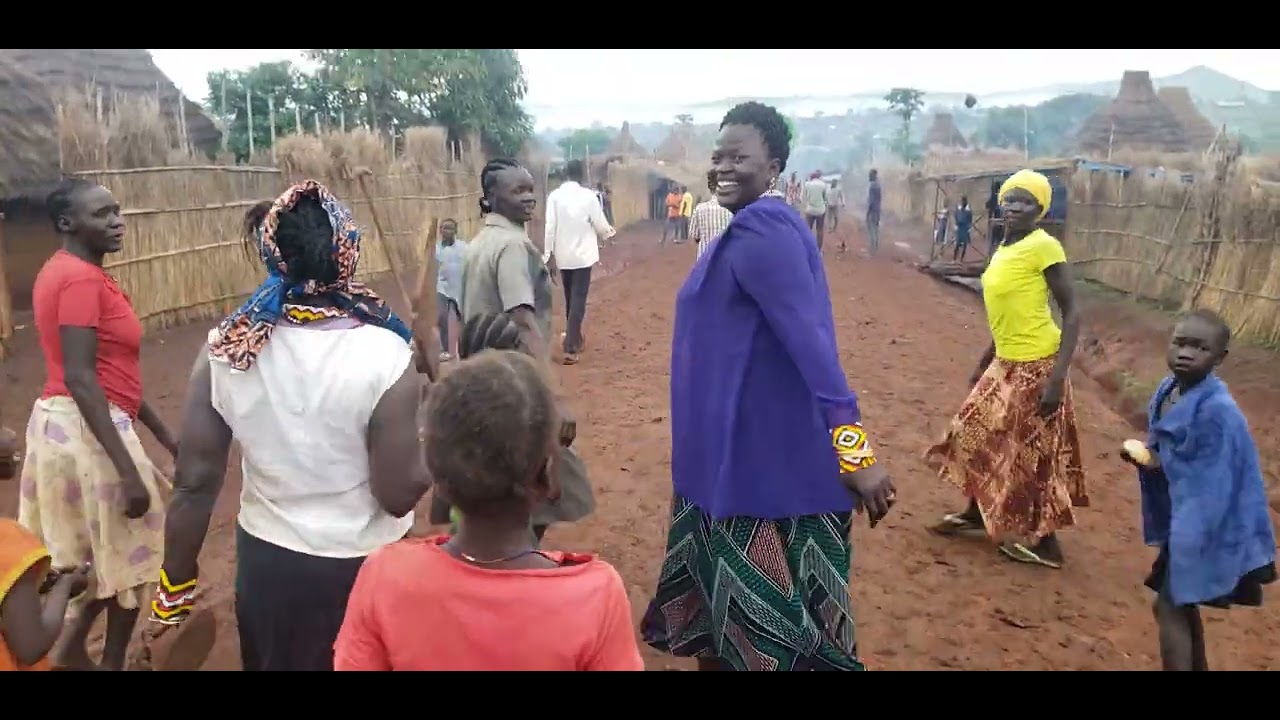 Mabaan, Teresa dancing with her friends in Tsore camp. - YouTube