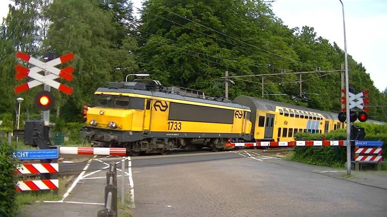 Spoorwegovergang Borne // Dutch railroad crossing - YouTube