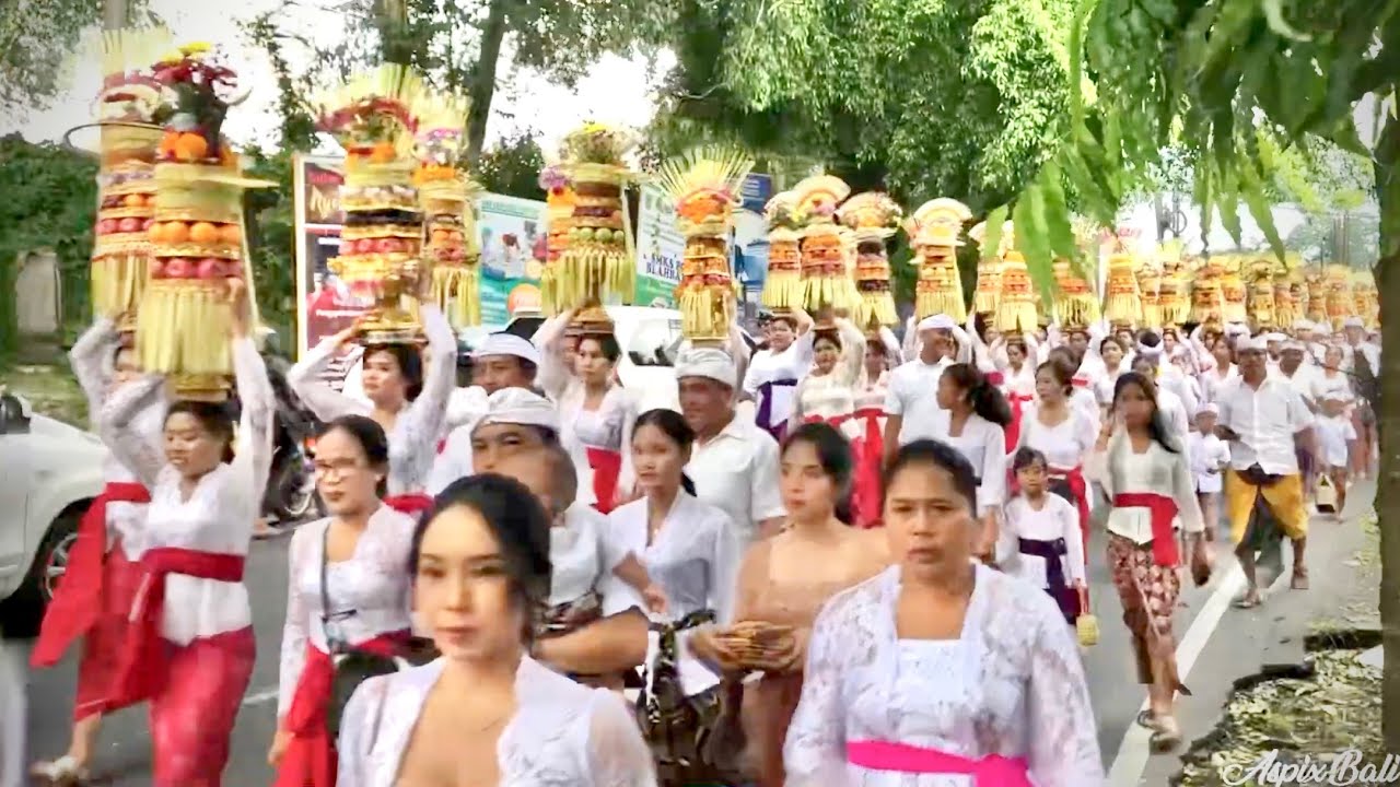 Mepeed Br Wanayu Mas ke Pura Samuan Tiga - YouTube