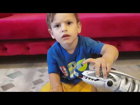 Kereminiq Robot Dinozor oyuncağı ile oynadı. Karpuz adam topunu kafasına attı.