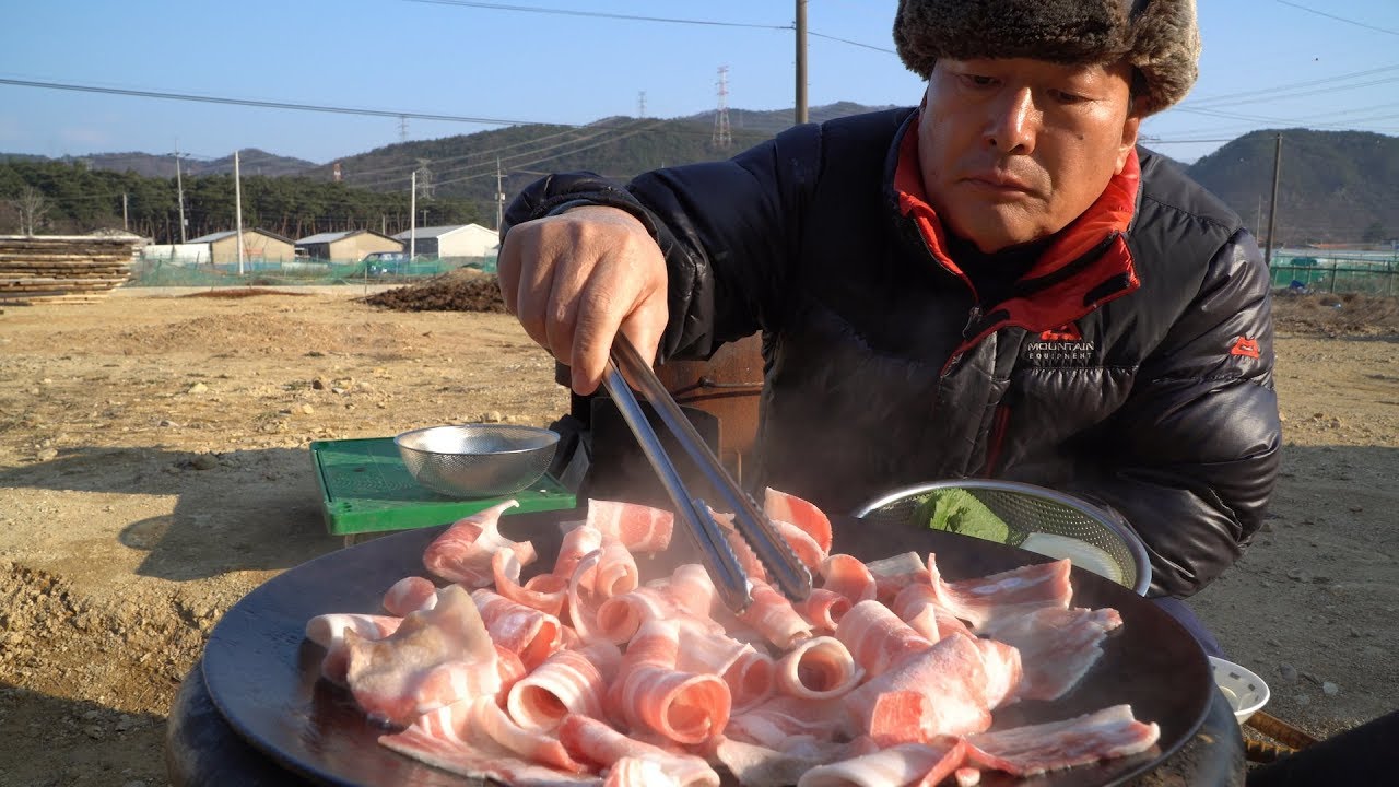 솥뚜껑에 구워 먹는 아버지의 삼쏘 먹방!! 대패삼겹살 (Daepae samgyeopsal, Thin pork belly) 요리 ...