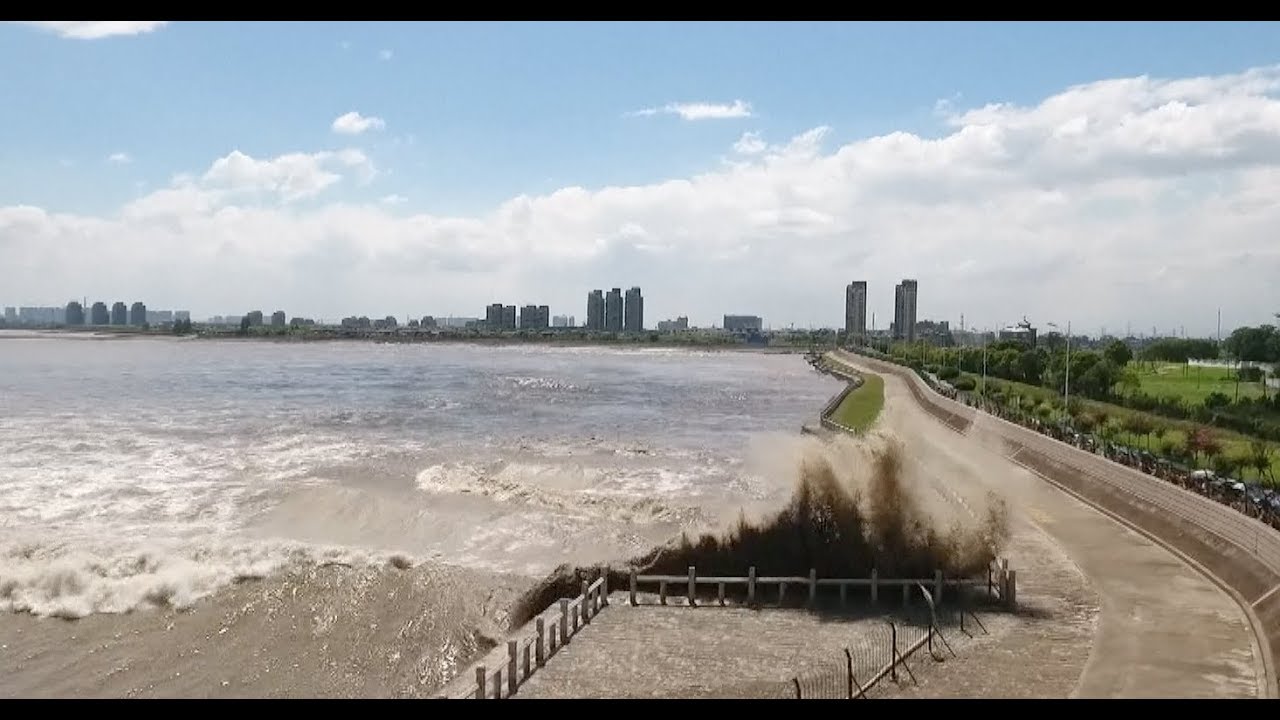 Qiantang River Tidal Bore Wows Spectators in East China - YouTube