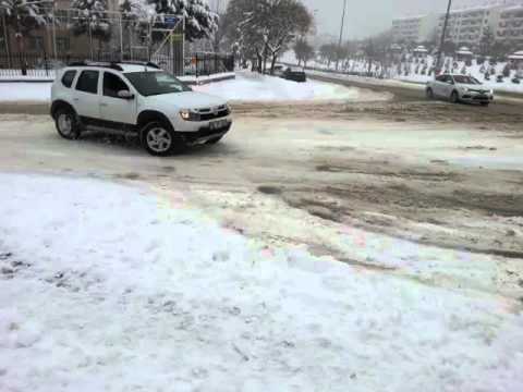 Dacia Duster 4×4 karda sıfır (donut)