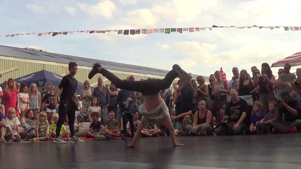 Kids Break Dance Battle (Kids Dance 2 old School electro) - YouTube