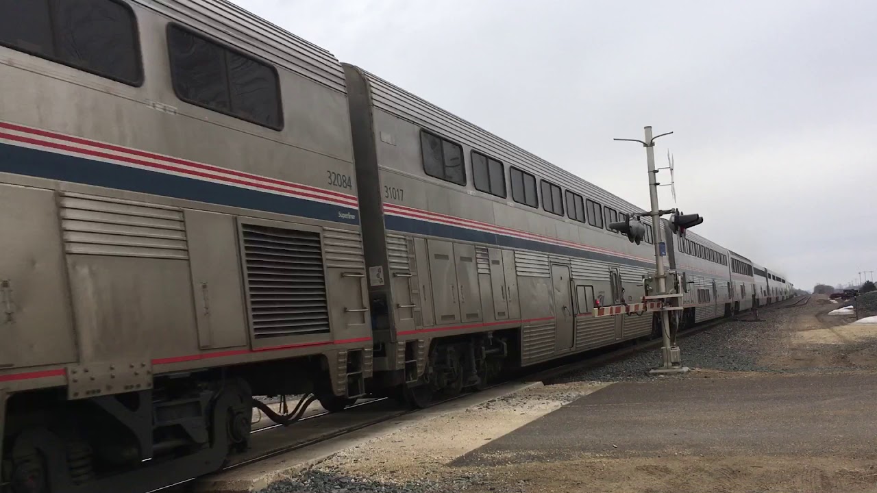 Amtrak 17 leads a 2 hr 50 min late Empire Builder - YouTube