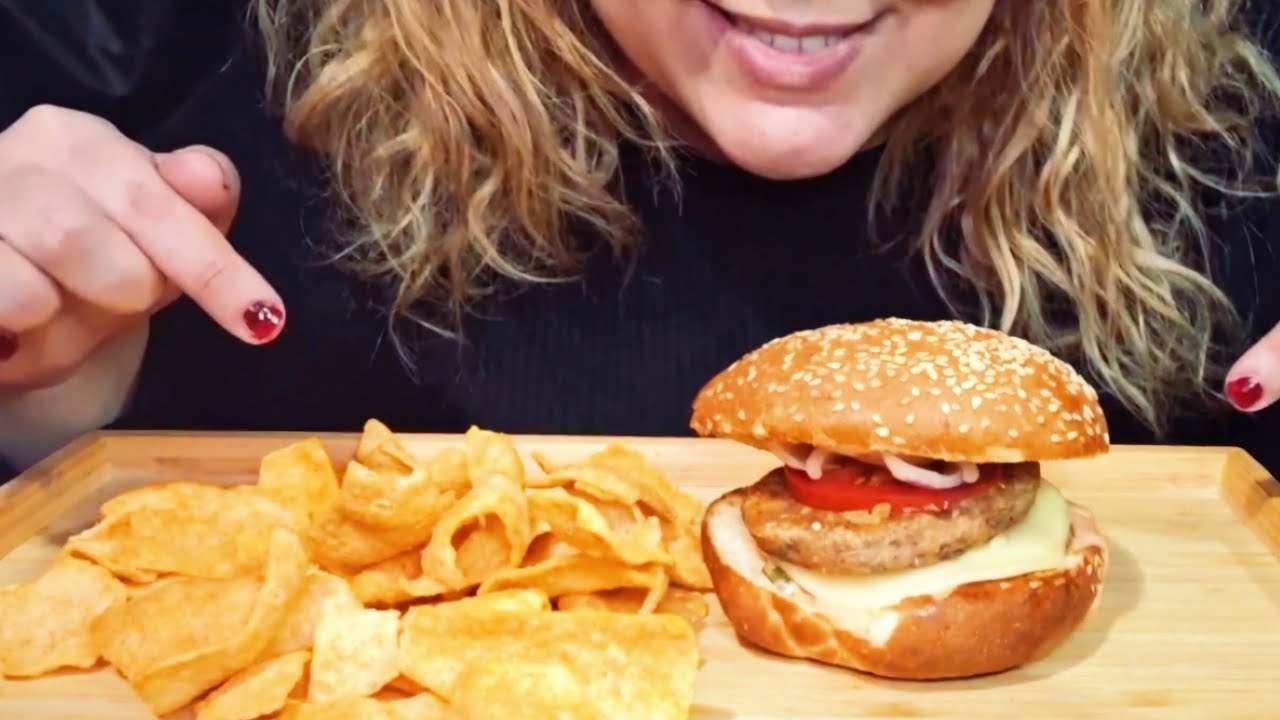 Eating asmr: Cheeseburger and chips 😋 soft and crunchy eating sounds ...