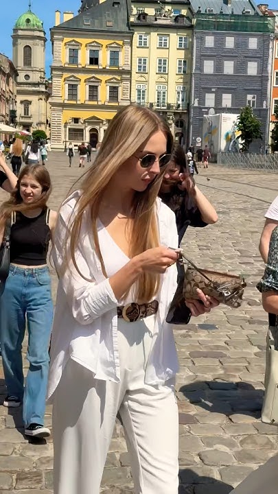 Зворушлива дівчина Львів дівчата центр площа Ринок львівплощаринок