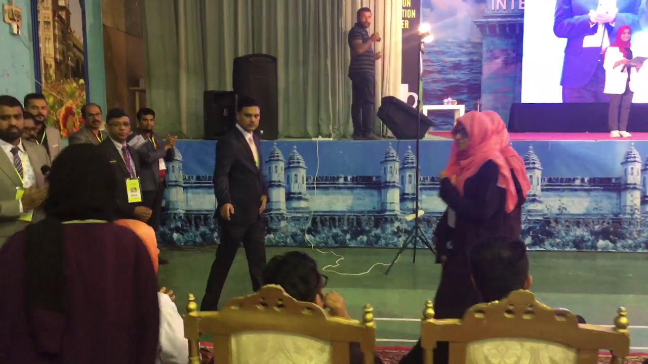 Aishah Alzahra receives PM Foundation Award at EduCafe event in IIS ...