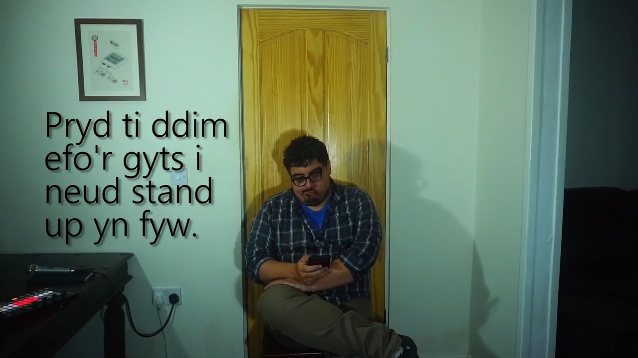 'Pryd ti'm efo gyts i neud stand up yn fyw' - Emrys Hobo - YouTube
