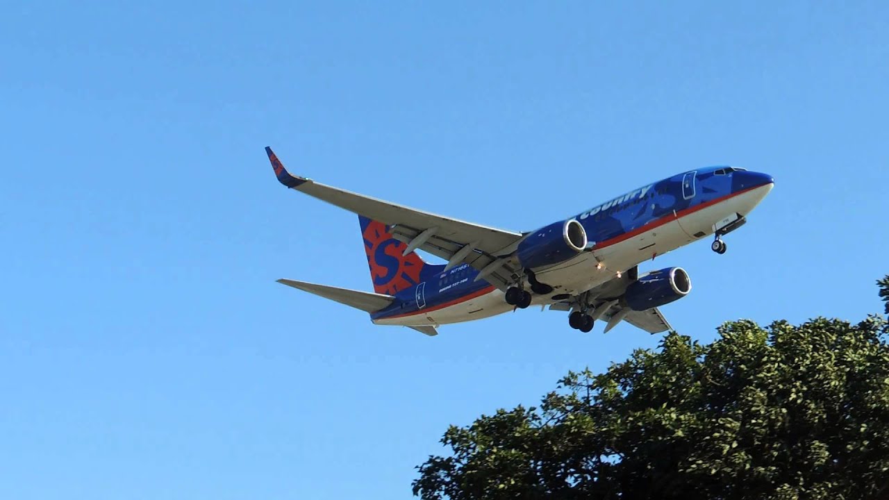 Sun Country Airlines Boeing 737-700 [N716SY] landing in LAX - YouTube