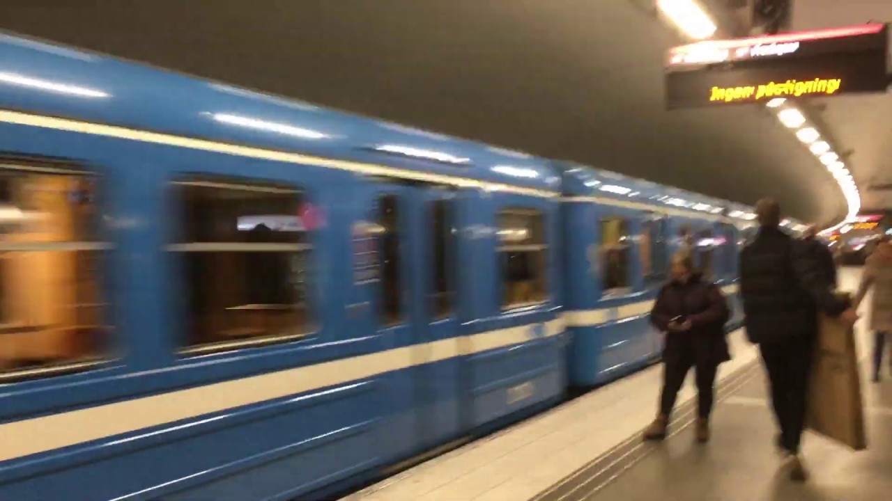C6 tåg passerar T-Centralen - YouTube
