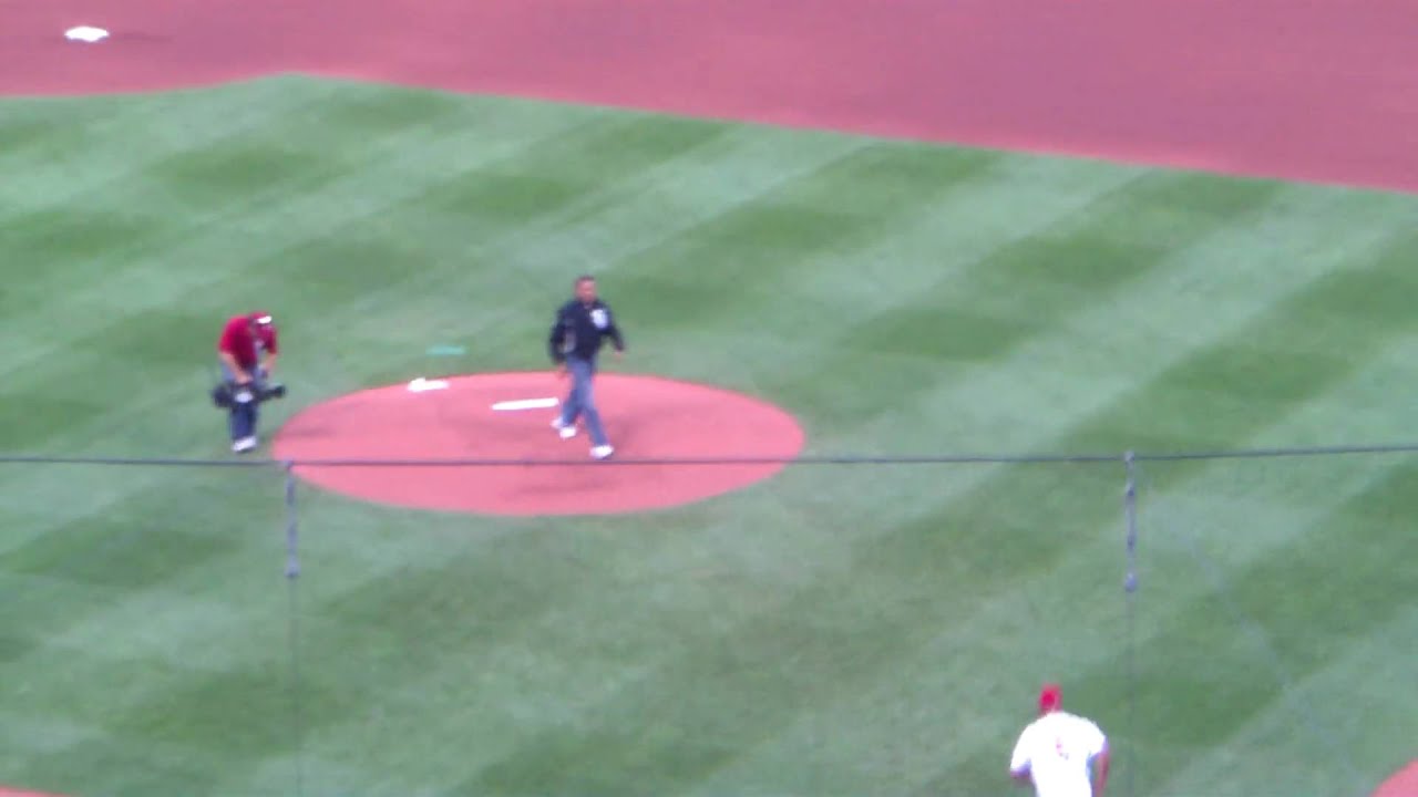 President Obama's 1st pitch at 2009 mlb all star game - YouTube