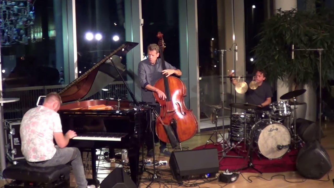 Daniel Karlsson Trio Live "Buss 44" - YouTube
