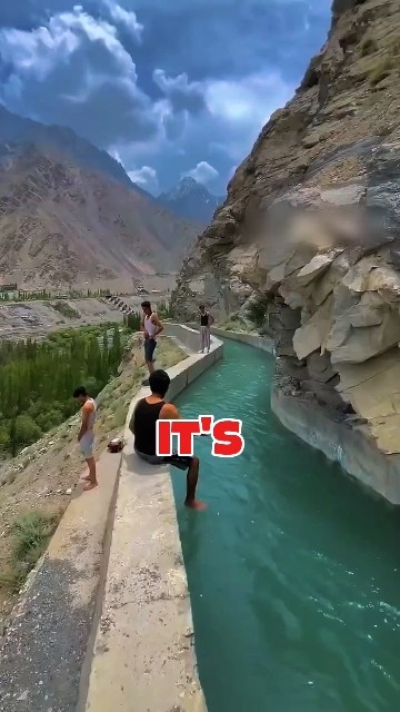 "Unbelievable! 😱 How Pakistani Villagers Built Water Canals on Mountain ...