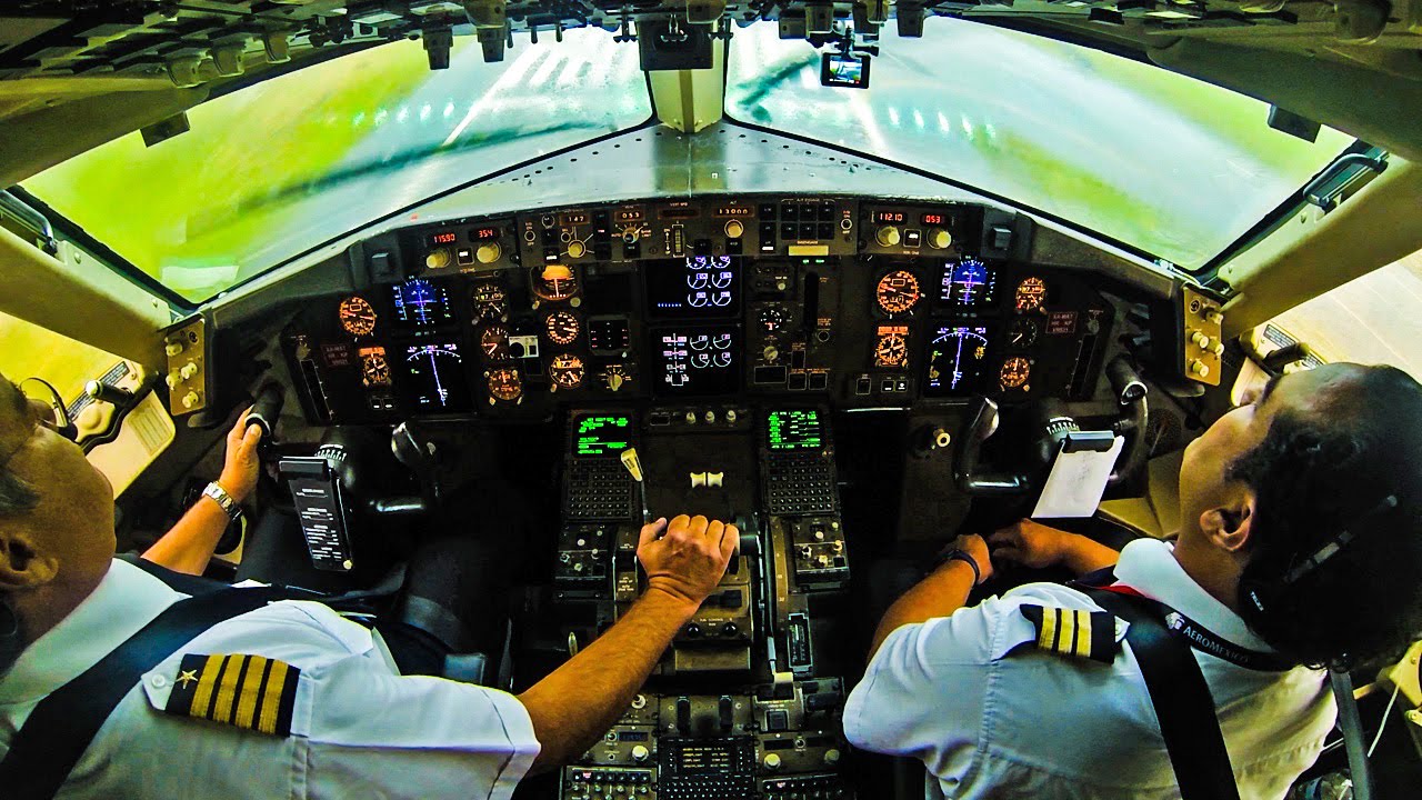 Heavy Rain on Final at Mexico - 767 Cockpit - YouTube