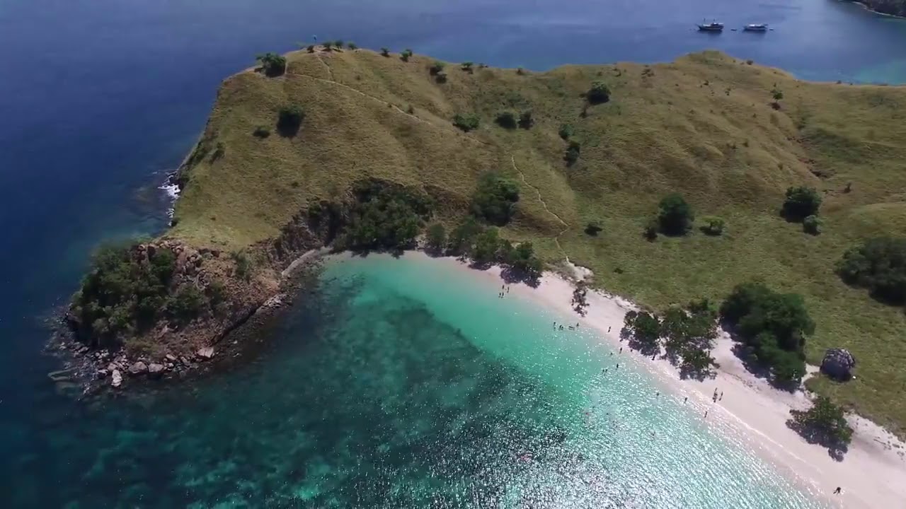 Pantai Merah Muda (Pink Beach) di Pulau Komodo, Nusa Tenggara Timur ...