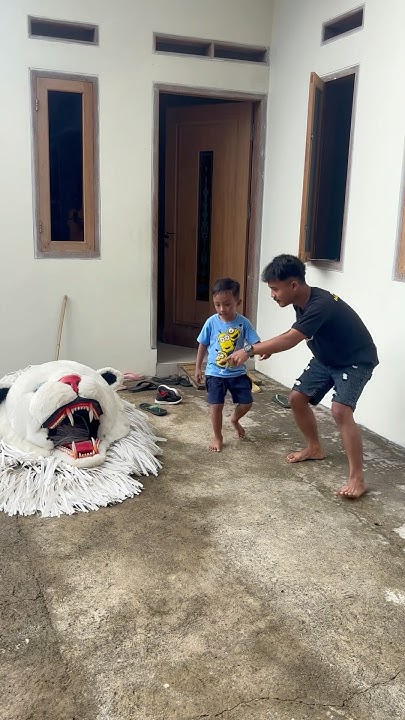 Lagi asik jalan sama ibra digigit can macanan - YouTube