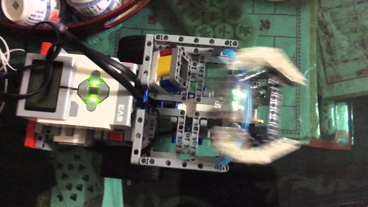 Lego arm lift/grab one motor - YouTube