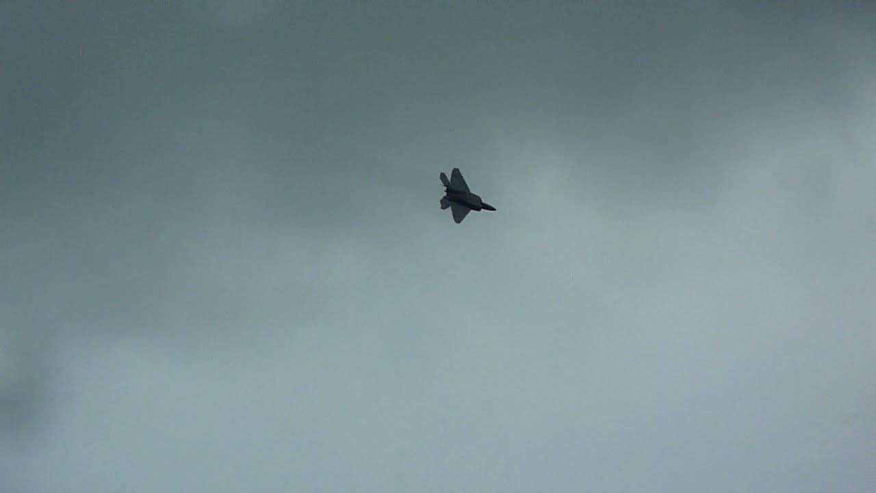 F-22 Raptor Minimum Radius Turn at 2012 Fort Wayne Air Show - YouTube