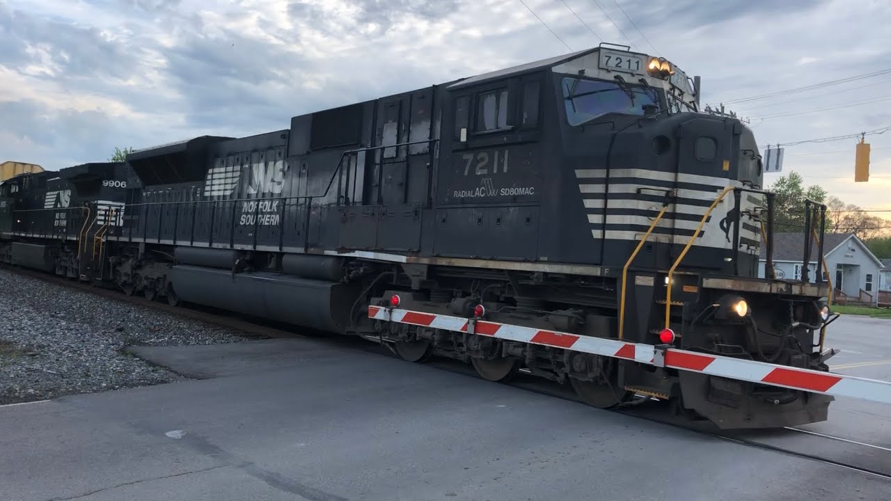 NS SD80MAC 7211 leads Auto Rack - YouTube