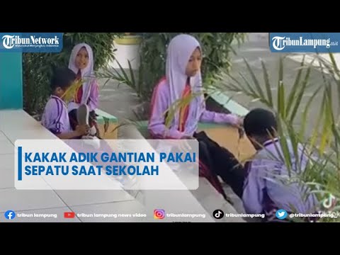 Viral Kisah Haru Kakak Adik Bergantian Pakai Sepatu Demi Sekolah @TRIBUNLAMPUNGNEWSVIDEO
