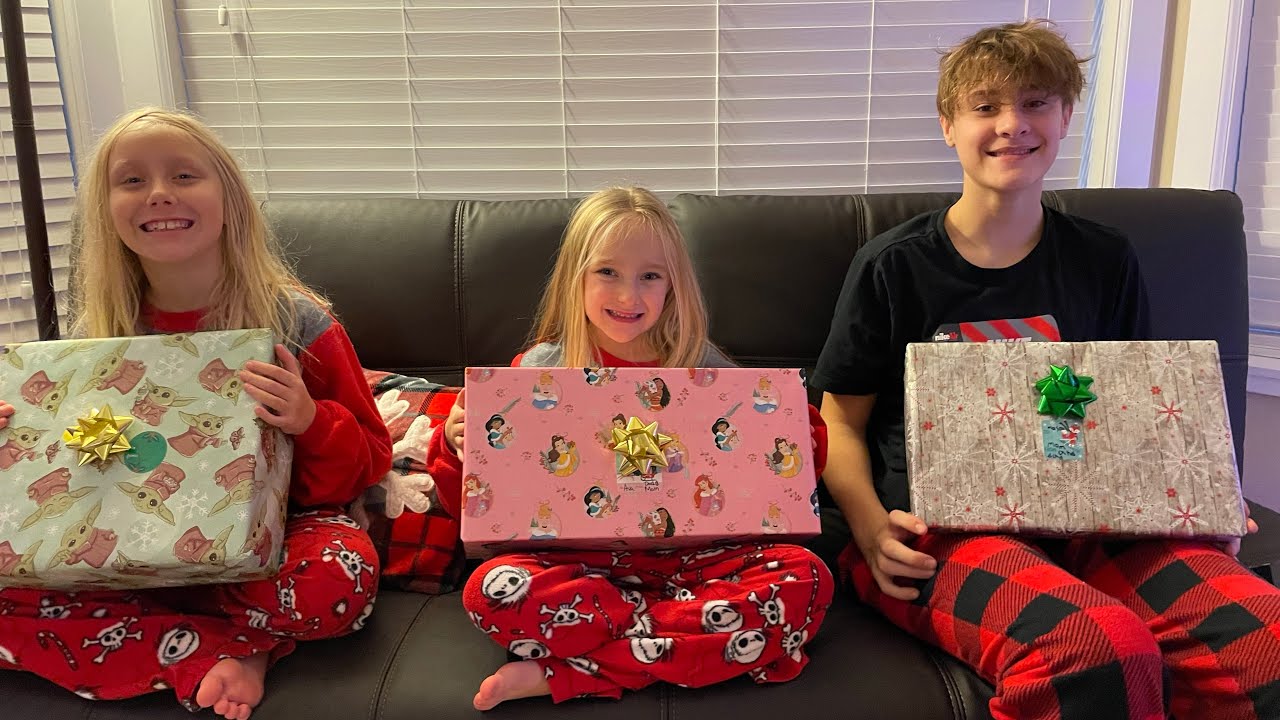 Opening presents Christmas Morning 🎄🎁🎅🏻 - YouTube