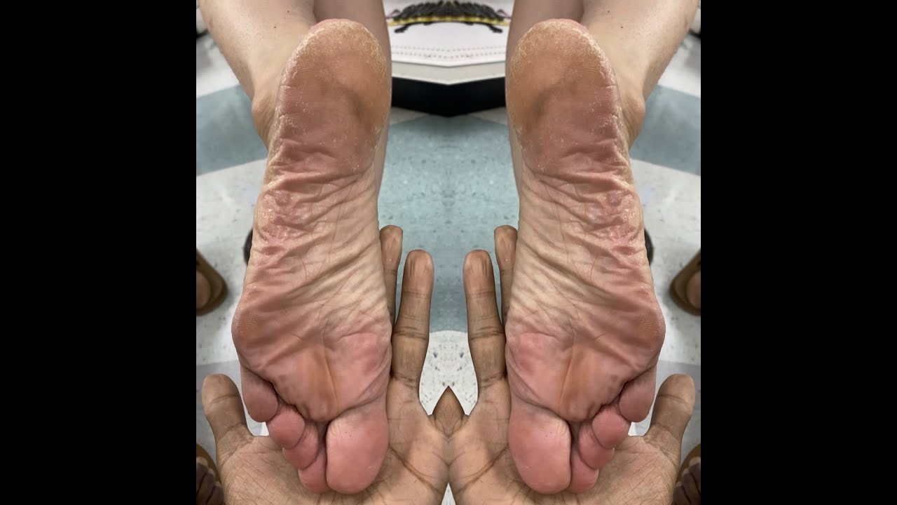 Audrey Wrinkled soles wiggling and scrunching #feet - YouTube