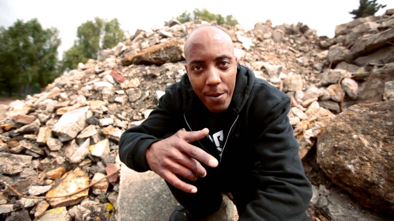 Balir - Encore là (Clip officiel) - YouTube