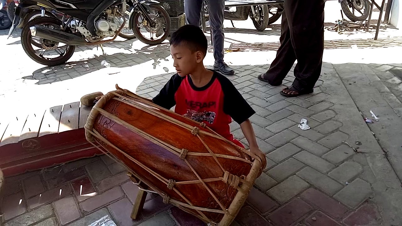 Bermain gendang - YouTube