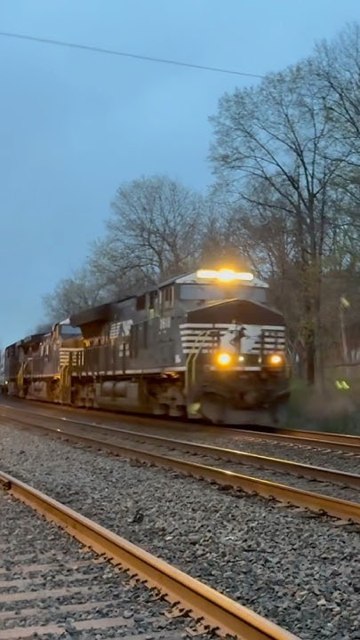 NS 3618 ET44AC leads NS 10K through Piscataway with a nice K5HL - YouTube