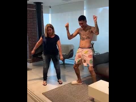 Kevinho dançando com a mãe