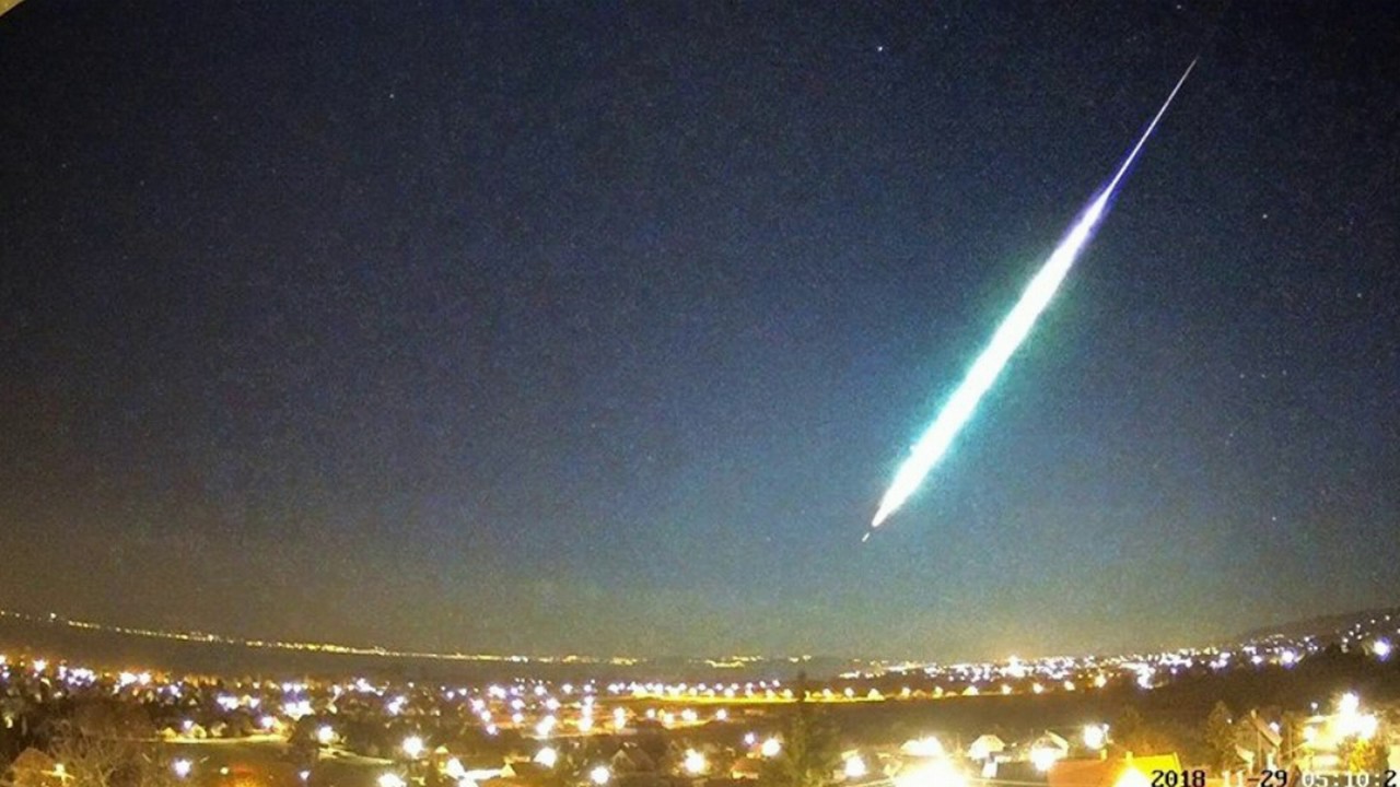 Wow! Extremely Bright Fireball Explodes In The Sky Over Hungary - YouTube