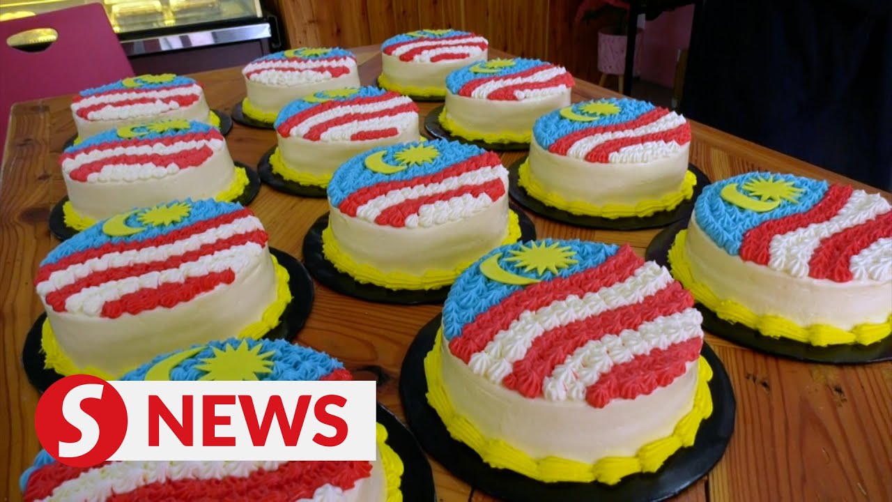 Baker gifts 50 birthday cakes for people born on Merdeka Day - YouTube