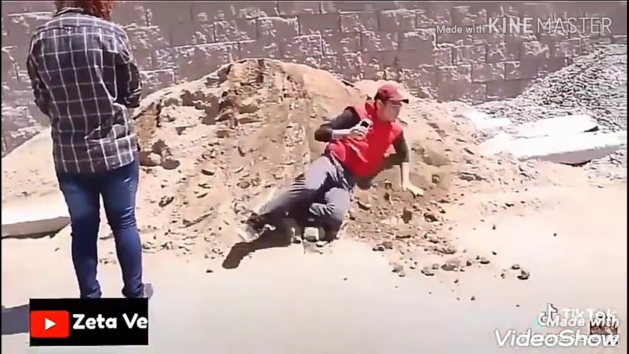 Reportero se cae y llora meme - YouTube