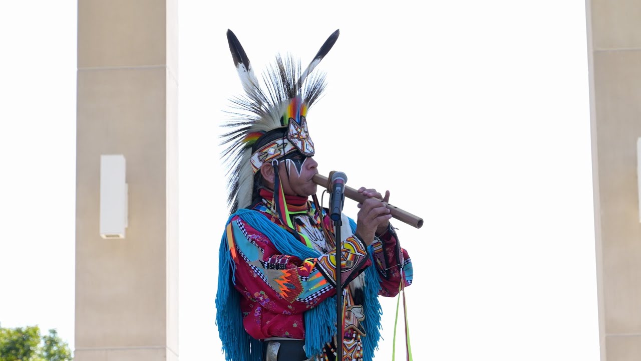 Native American Dancers and Drum Performance - YouTube