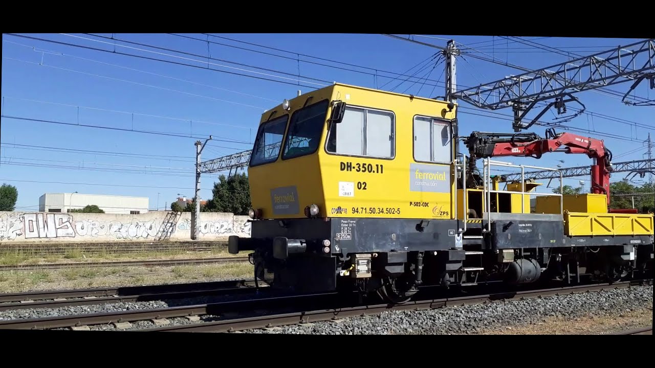 Dresina DH-350-11 Ferrovial con dos MMQ Renfe Mercancías saliendo de ...